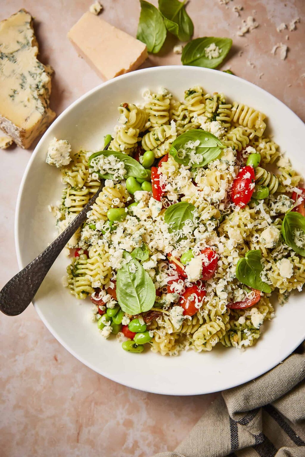 Blue cheese pasta salad with pesto and tomatoes - Simone's Kitchen