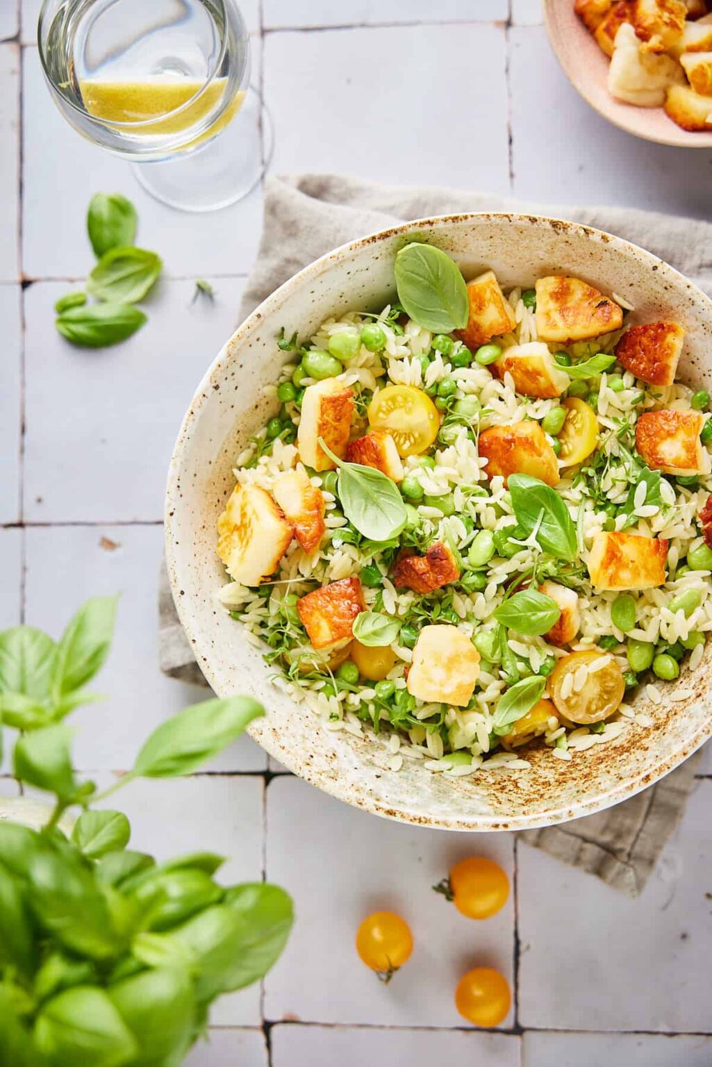 Orzo salad with grilled halloumi and green peas - Simone's Kitchen