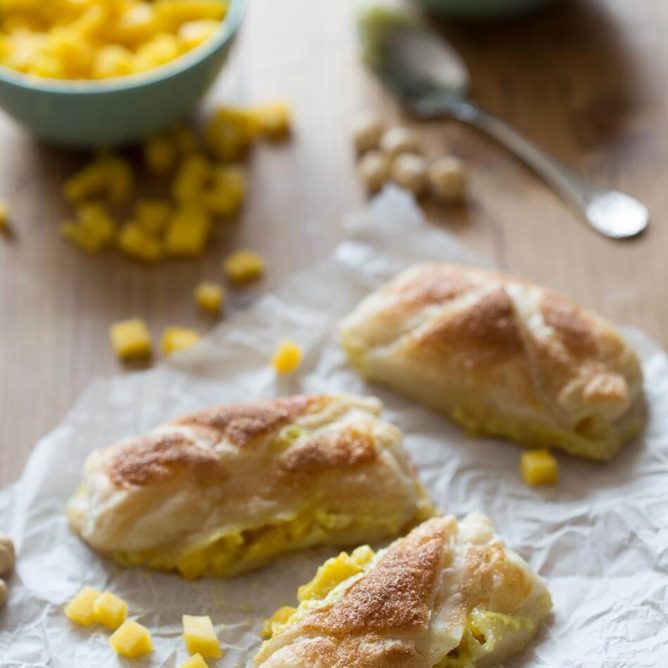 Dudefood Tuesday: Sweet pastry rolls with mangocustard | Simone's Kitchen