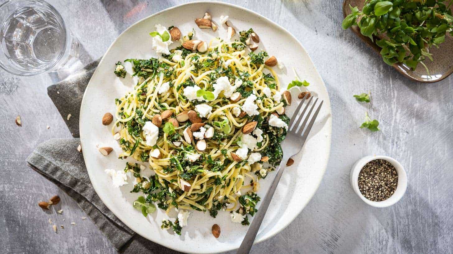 Kale spaghetti with feta and almonds - Simone's Kitchen