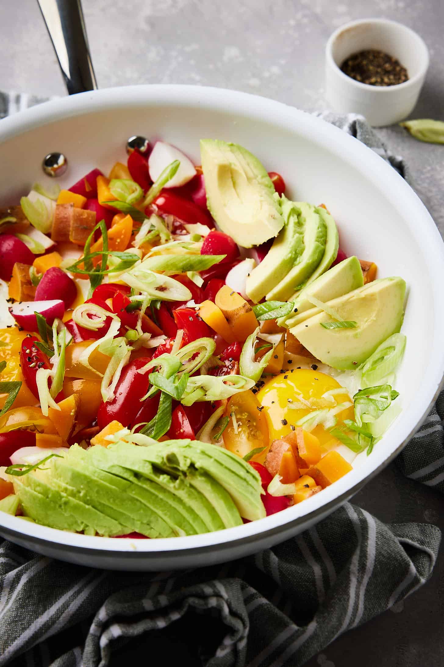 Low carb breakfast with avocado and egg - Simone's Kitchen