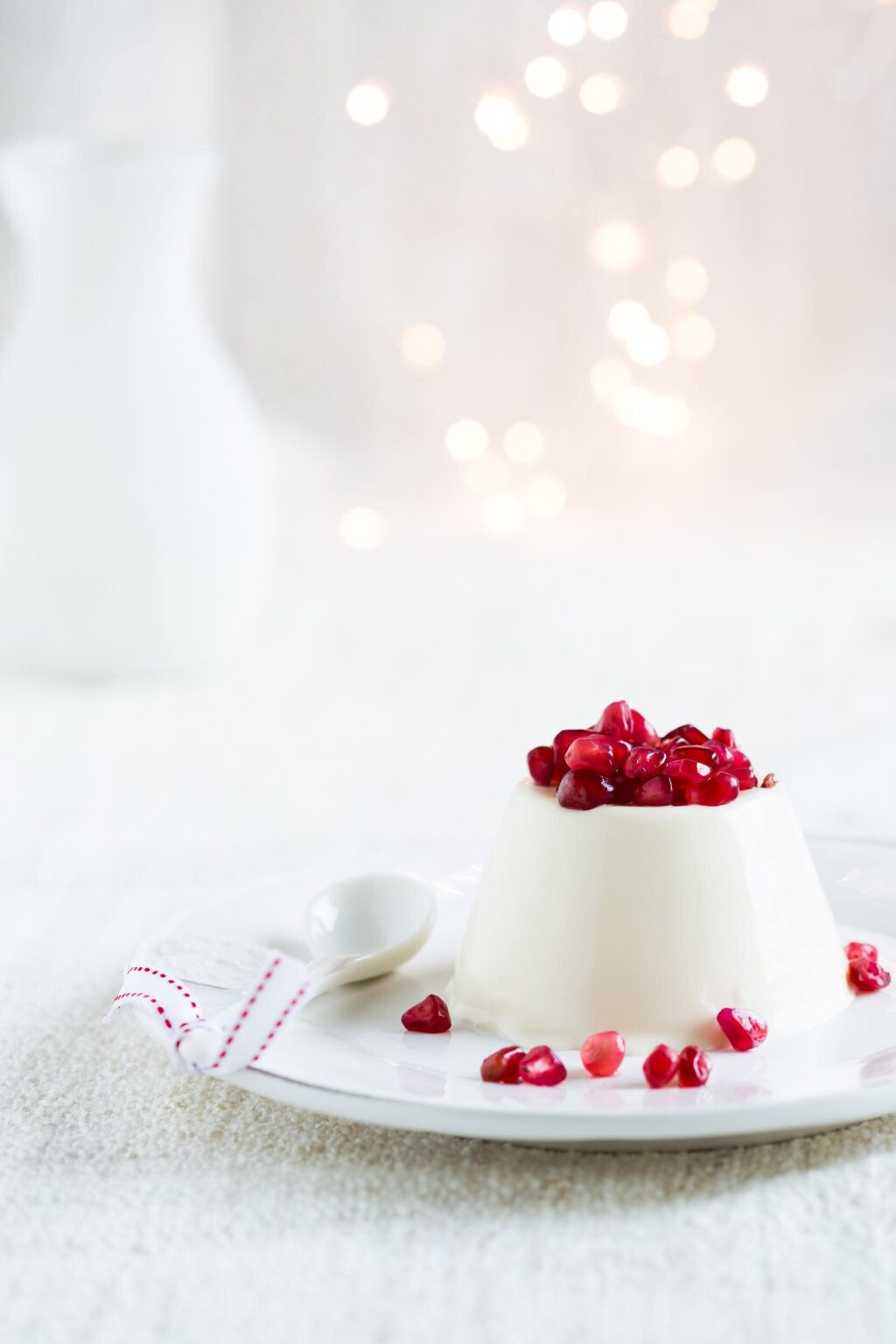 Christmas dessert: yogurt pannacotta with pomegranate
