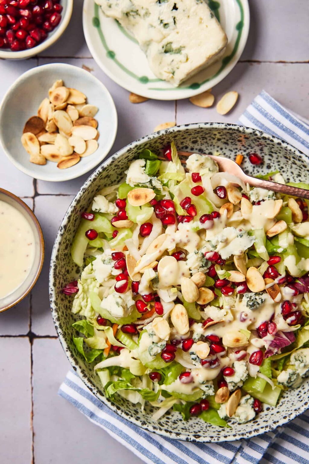 Blue cheese pasta salad with pesto and tomatoes - Simone's Kitchen