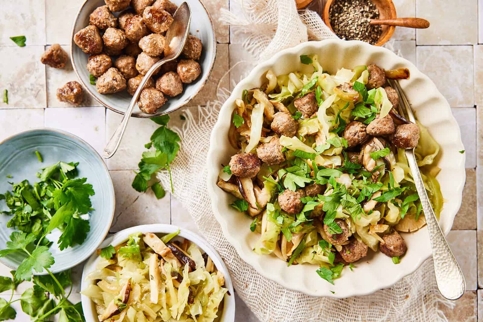 Delicious sautéed pointed cabbage with mushrooms - Simone's Kitchen
