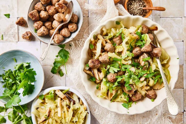 Delicious sautéed pointed cabbage with mushrooms - Simone's Kitchen